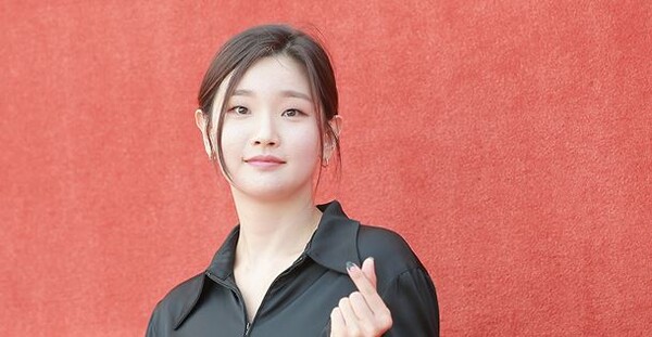 암 투병 끝내고 복귀했는데 갑상선암 투병 여배우 88세 노인과 볼뽀뽀에 모두 충격받았다